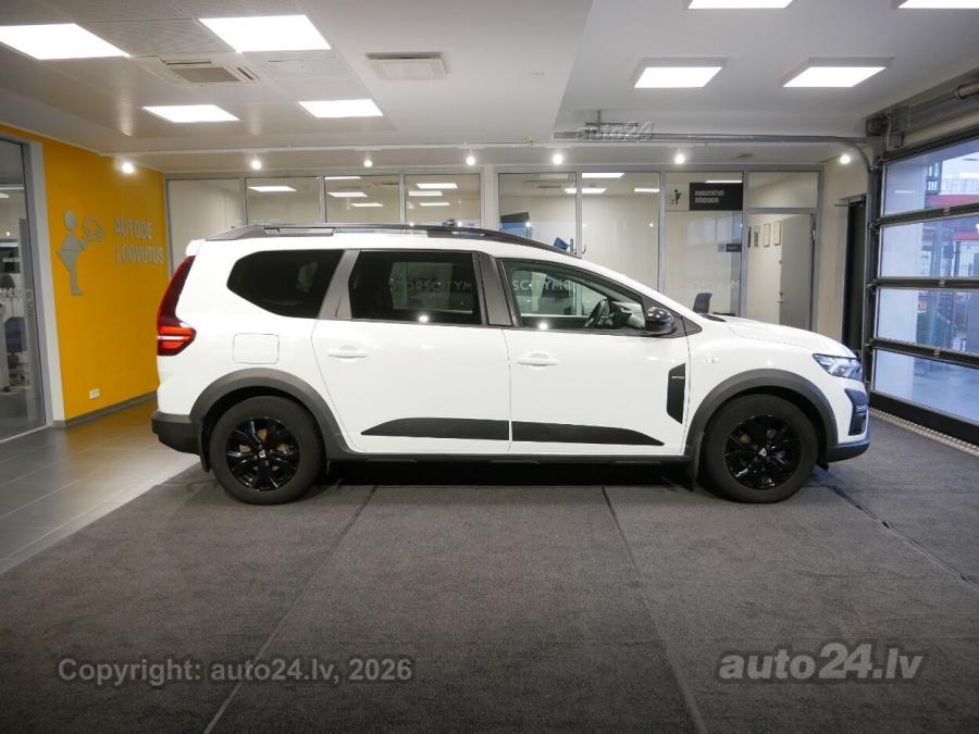 White Dacia Jogger 2022 in Tallinn, with an engine capacity of 1.00 L and mileage of 87 thousand km for 10500 €, photo 3 on AUTOMOTO.COM.LV