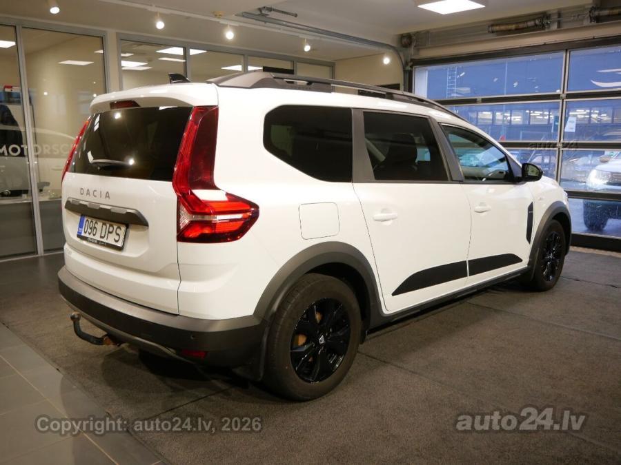 White Dacia Jogger 2022 in Tallinn, with an engine capacity of 1.00 L and mileage of 87 thousand km for 10500 €, photo 4 on AUTOMOTO.COM.LV