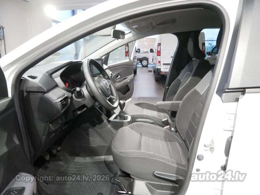 White Dacia Jogger 2022 in Tallinn, with an engine capacity of 1.00 L and mileage of 87 thousand km for 10500 €, photo 7 on AUTOMOTO.COM.LV