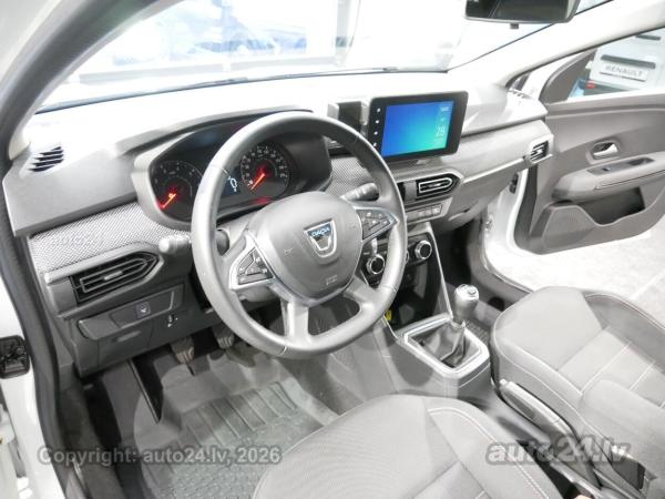 White Dacia Jogger 2022 in Tallinn, with an engine capacity of 1.00 L and mileage of 87 thousand km for 10500 €, photo 7 on AUTOMOTO.COM.LV