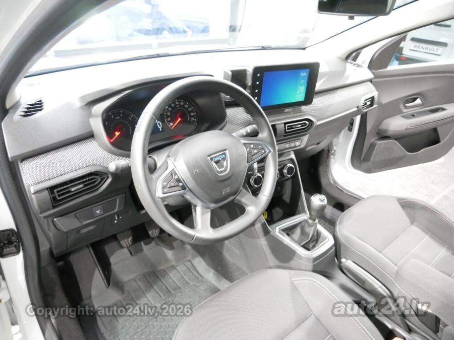 White Dacia Jogger 2022 in Tallinn, with an engine capacity of 1.00 L and mileage of 87 thousand km for 10500 €, photo 8 on AUTOMOTO.COM.LV