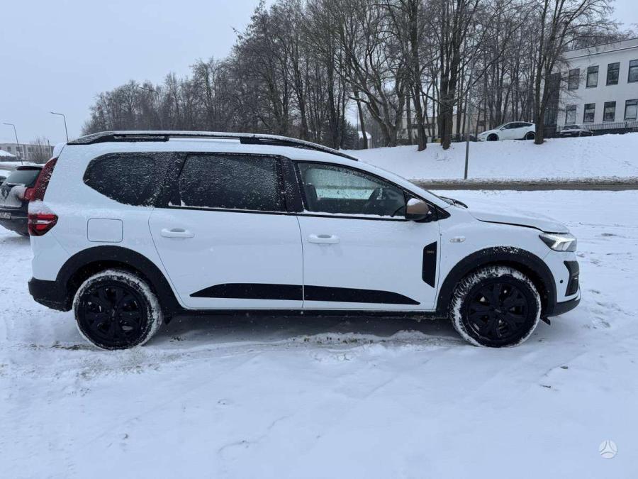 White Dacia Jogger 2024 in Kaunas, with an engine capacity of 1.00 L and mileage of 7 thousand km for 11800 €, photo 2 on AUTOMOTO.COM.LV
