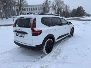 White Dacia Jogger 2024 in Kaunas, with an engine capacity of 1.00 L and mileage of 7 thousand km for 11800 €, photo 3 on AUTOMOTO.COM.LV