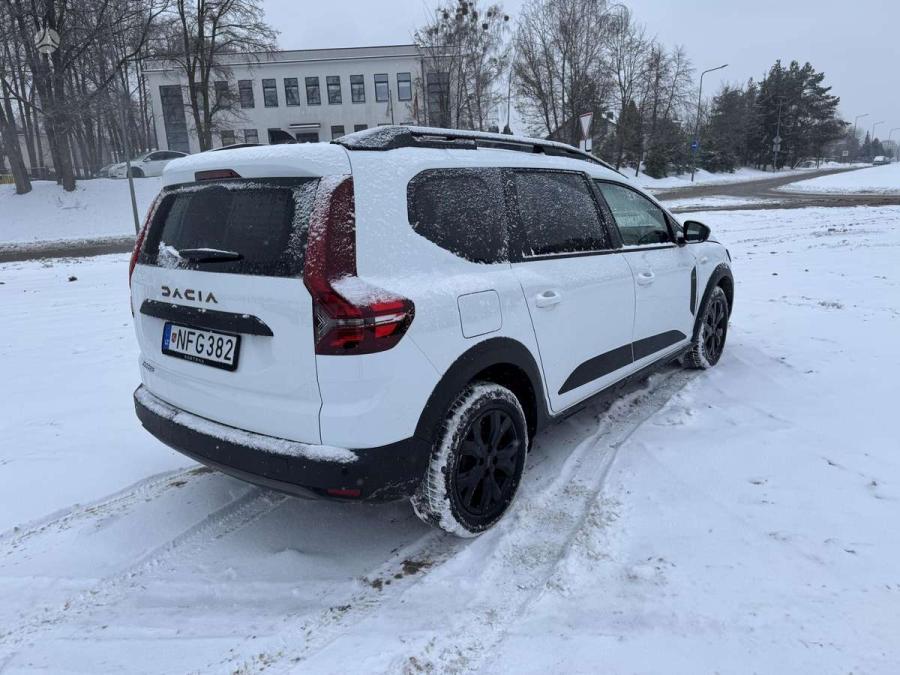 White Dacia Jogger 2024 in Kaunas, with an engine capacity of 1.00 L and mileage of 7 thousand km for 11800 €, photo 3 on AUTOMOTO.COM.LV