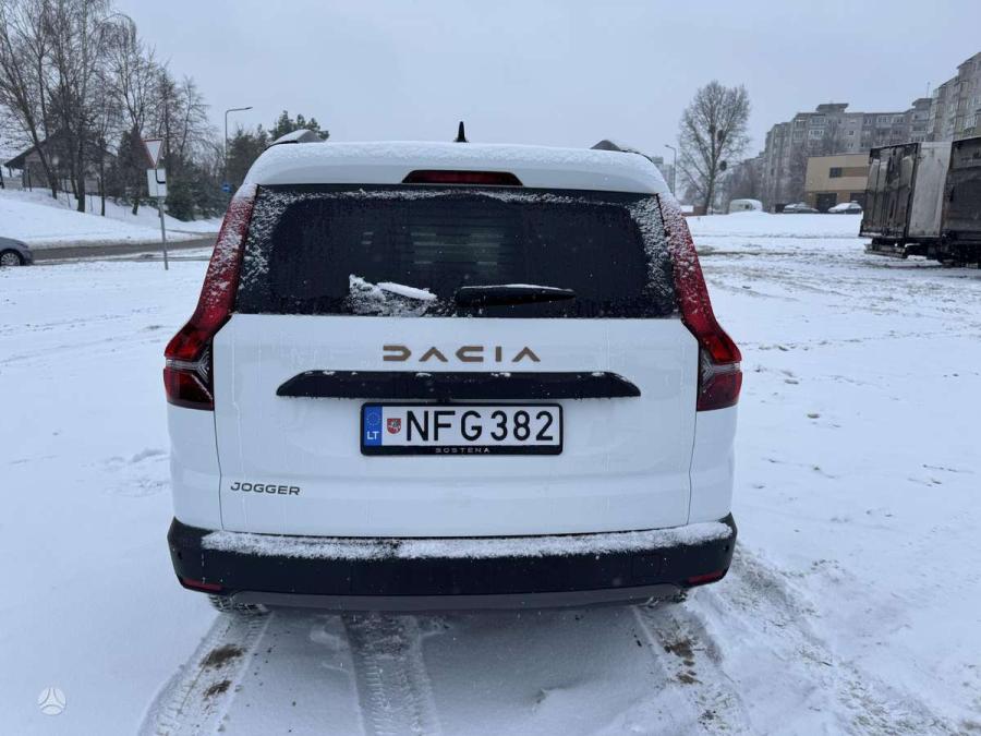 White Dacia Jogger 2024 in Kaunas, with an engine capacity of 1.00 L and mileage of 7 thousand km for 11800 €, photo 5 on AUTOMOTO.COM.LV
