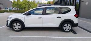 White Dacia Jogger 2024 in Vilnius, with an engine capacity of 1.00 L and mileage of 88 thousand km for 10500 €, photo 4 on AUTOMOTO.COM.LV