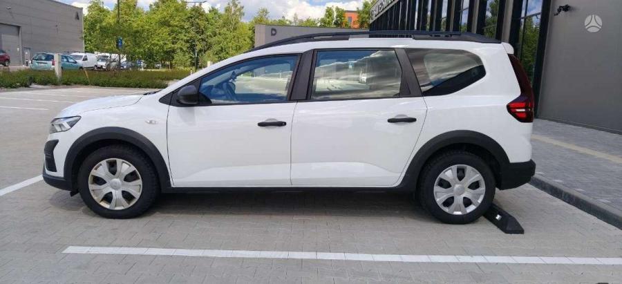 White Dacia Jogger 2024 in Vilnius, with an engine capacity of 1.00 L and mileage of 88 thousand km for 10500 €, photo 4 on AUTOMOTO.COM.LV