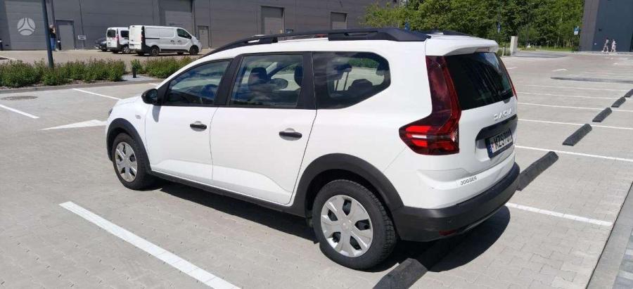 White Dacia Jogger 2024 in Vilnius, with an engine capacity of 1.00 L and mileage of 88 thousand km for 10500 €, photo 5 on AUTOMOTO.COM.LV