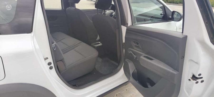 White Dacia Jogger 2024 in Vilnius, with an engine capacity of 1.00 L and mileage of 88 thousand km for 10500 €, photo 13 on AUTOMOTO.COM.LV