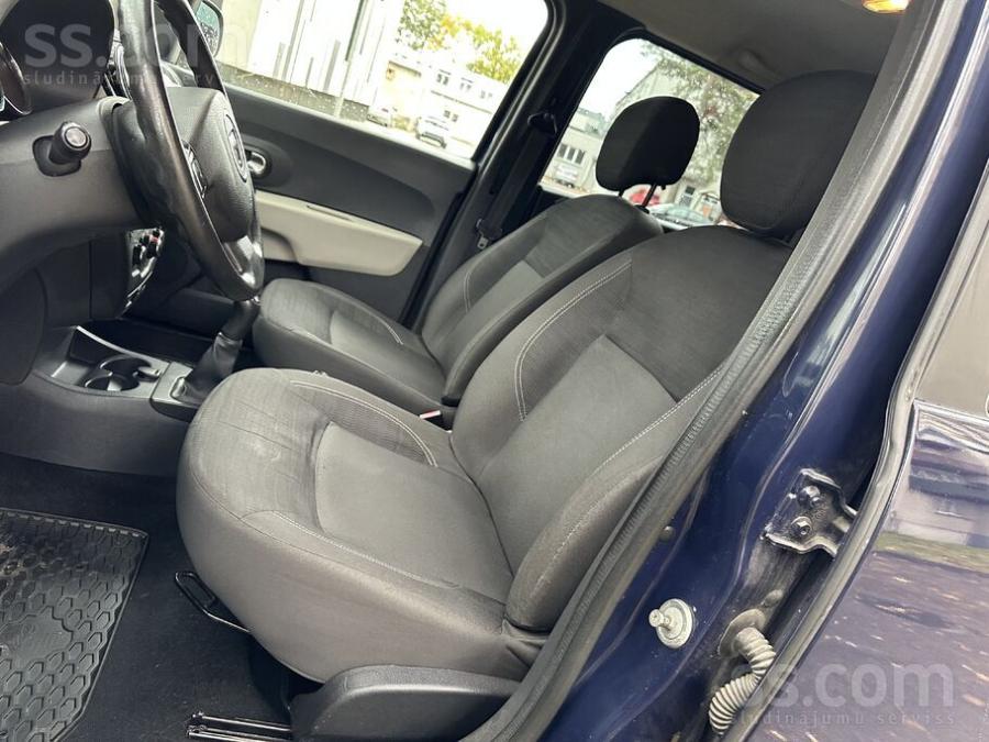 Blue Dacia Lodgy 2017 in Riga, with an engine capacity of 1.60 L and mileage of 255 thousand km for 5499 €, photo 12 on AUTOMOTO.COM.LV