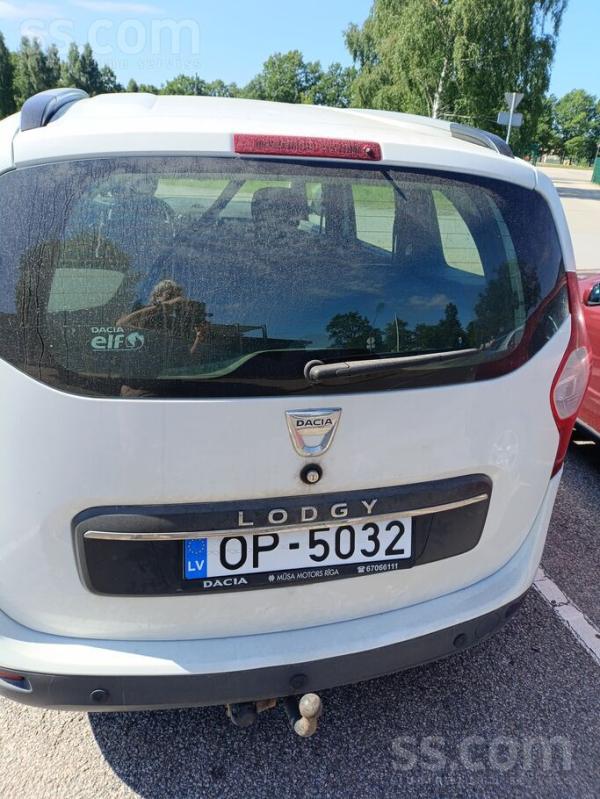 White Dacia Lodgy 2019 in Valmiera, with an engine capacity of 1.60 L and mileage of 142 thousand km for 5500 €, photo 1 on AUTOMOTO.COM.LV