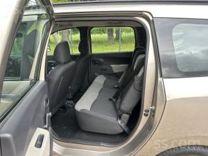 Yellow Dacia Lodgy 2015 in Cesis, with an engine capacity of 1.20 L and mileage of 0 thousand km for 5200 €, photo 10 on AUTOMOTO.COM.LV