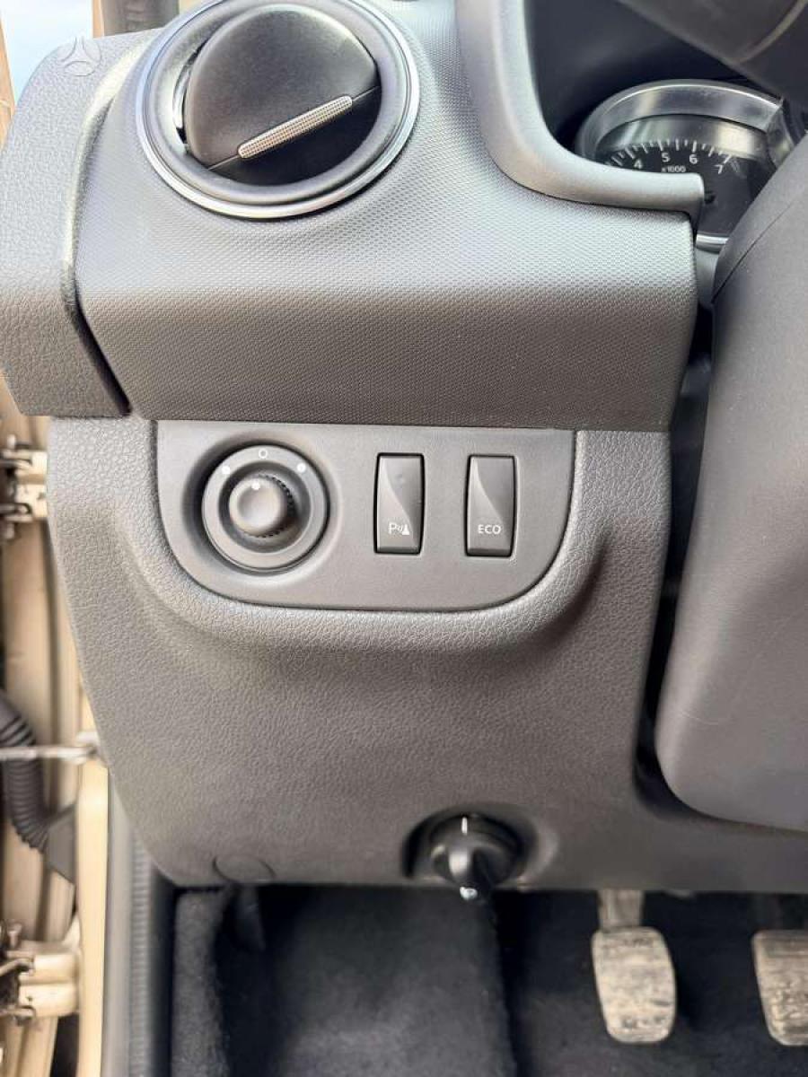 Brown Dacia Logan 2018 in Taurage, with an engine capacity of 0.90 L and mileage of 175 thousand km for 5999 €, photo 15 on AUTOMOTO.COM.LV