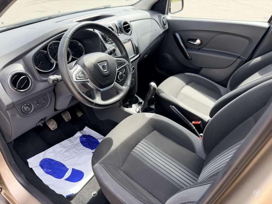 Brown Dacia Logan 2018 in Taurage, with an engine capacity of 0.90 L and mileage of 175 thousand km for 5999 €, photo 17 on AUTOMOTO.COM.LV