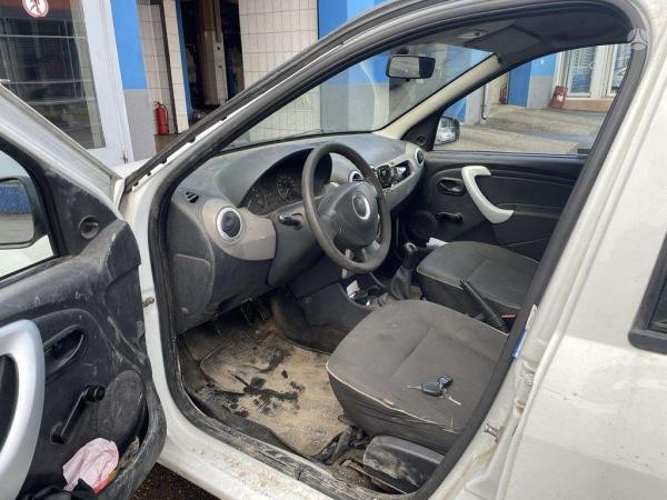 Balts Dacia Logan 2012 Klaipėda, ar dzinēja tilpumu 1.50 L un nobraukumu 220 tūkst. km par 650 €, foto 3 vietnē AUTOMOTO.COM.LV
