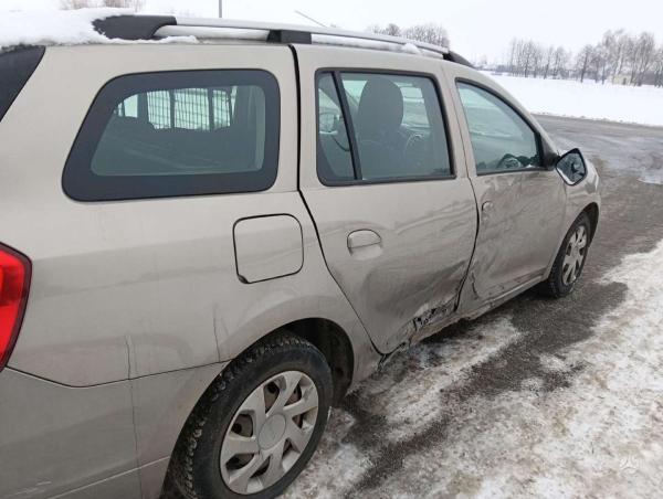 Yellow Dacia Logan 2015 in Marijampole, with an engine capacity of 1.46 L and mileage of 92 thousand km for 2850 €, photo 6 on AUTOMOTO.COM.LV