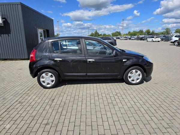Black Dacia Sandero 2010 in Marijampole, with an engine capacity of 1.15 L and mileage of 230 thousand km for 1500 €, photo 6 on AUTOMOTO.COM.LV