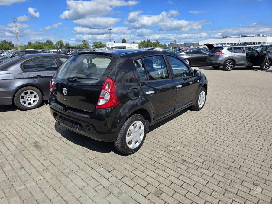 Black Dacia Sandero 2010 in Marijampole, with an engine capacity of 1.15 L and mileage of 220 thousand km for 1500 €, photo 5 on AUTOMOTO.COM.LV