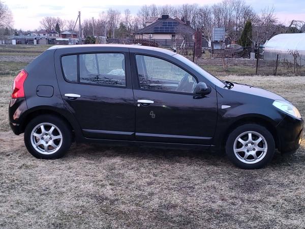 Black Dacia Sandero 2010 in Vilkaviskis, with an engine capacity of 1.40 L and mileage of 200 thousand km for 1650 €, photo 5 on AUTOMOTO.COM.LV