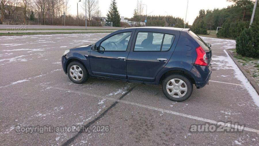Blue Dacia Sandero 2011 in Kuressaare, with an engine capacity of 1.60 L and mileage of 155 thousand km for 2400 €, photo 1 on AUTOMOTO.COM.LV