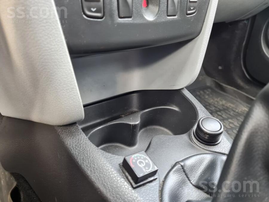 Zils Dacia Sandero 2013 Ogre, ar dzinēja tilpumu 1.20 L un nobraukumu 0 tūkst. km par 2990 €, foto 6 vietnē AUTOMOTO.COM.LV