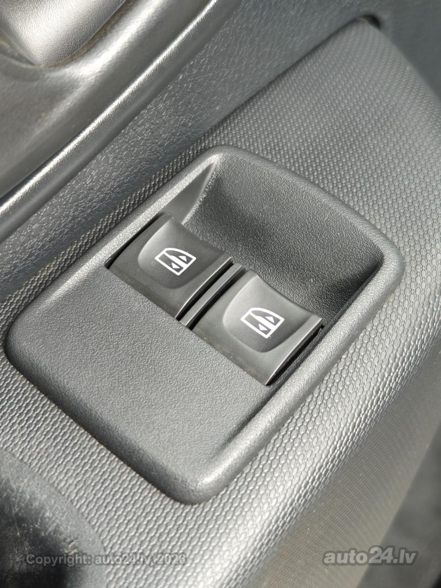 Blue Dacia Sandero 2019 in Paide, with an engine capacity of 1.00 L and mileage of 89 thousand km for 3490 €, photo 23 on AUTOMOTO.COM.LV