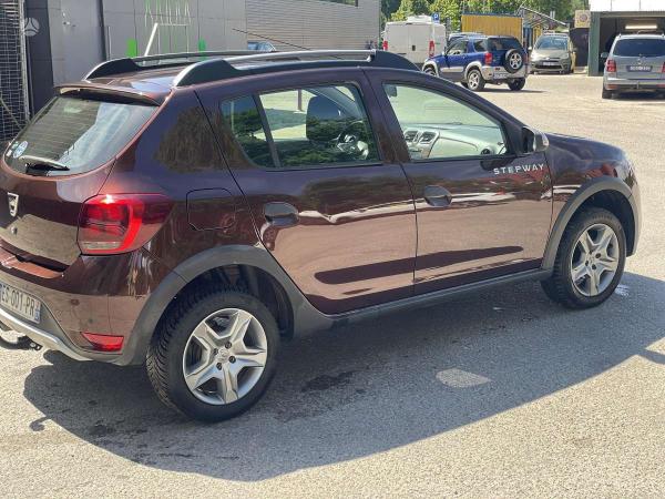 Brown Dacia Sandero 2017 in Vilnius, with an engine capacity of 0.90 L and mileage of 155 thousand km for 5700 €, photo 4 on AUTOMOTO.COM.LV