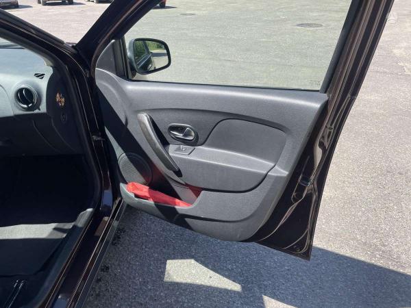 Brown Dacia Sandero 2017 in Vilnius, with an engine capacity of 0.90 L and mileage of 155 thousand km for 5700 €, photo 7 on AUTOMOTO.COM.LV