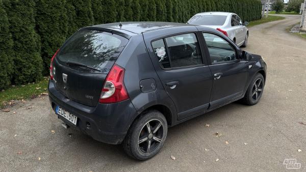 Dacia Sandero 2008 in Siauliai, with an engine capacity of 1.60 L and mileage of 331 thousand km for 1400 €, photo 5 on AUTOMOTO.COM.LV