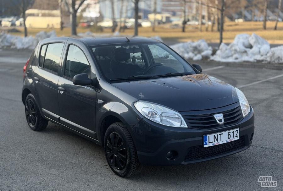 Grey Dacia Sandero 2010 in Vilnius, with an engine capacity of 1.50 L and mileage of 162 thousand km for 1399 €, photo 1 on AUTOMOTO.COM.LV