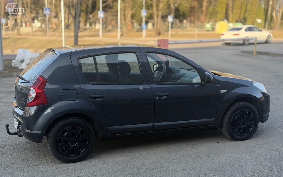 Grey Dacia Sandero 2010 in Vilnius, with an engine capacity of 1.50 L and mileage of 162 thousand km for 1399 €, photo 2 on AUTOMOTO.COM.LV