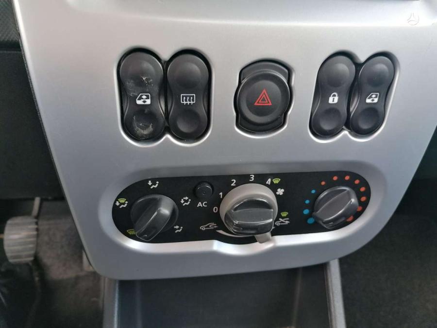 Pelēks Dacia Sandero 2009 Marijampole, ar dzinēja tilpumu 1.15 L un nobraukumu 112 tūkst. km par 1350 €, foto 12 vietnē AUTOMOTO.COM.LV