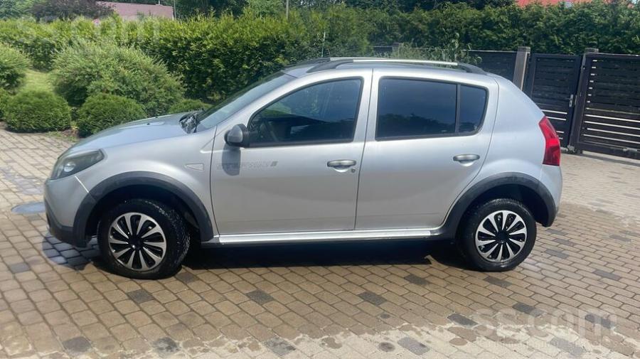 Grey Dacia Sandero 2010 in Riga, with an engine capacity of 1.50 L and mileage of 169 thousand km for 2770 €, photo 3 on AUTOMOTO.COM.LV