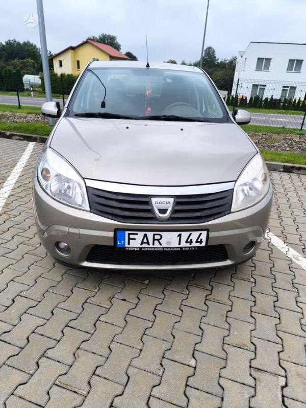 Grey Dacia Sandero 2010 in Vilnius, with an engine capacity of 1.39 L and mileage of 136 thousand km for 1500 €, photo 1 on AUTOMOTO.COM.LV