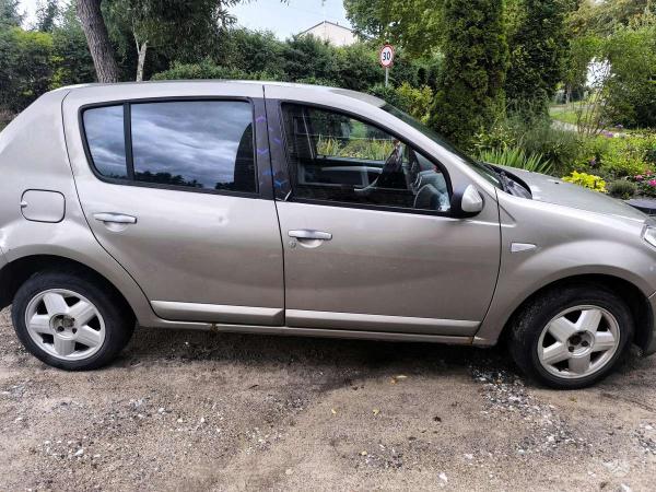 Grey Dacia Sandero 2010 in Vilnius, with an engine capacity of 1.39 L and mileage of 136 thousand km for 1500 €, photo 5 on AUTOMOTO.COM.LV