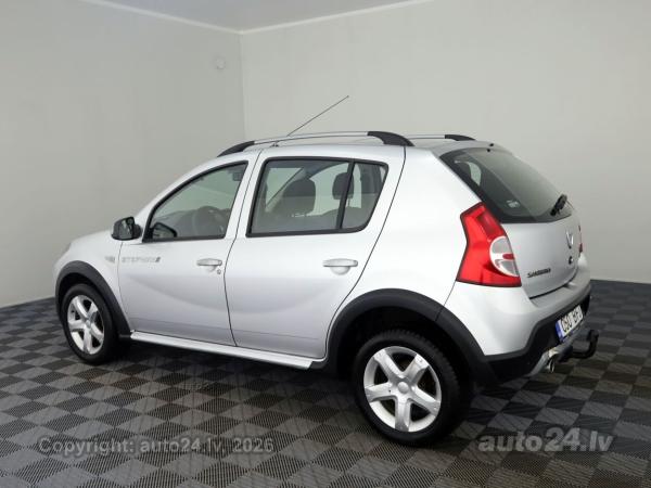Grey Dacia Sandero 2011 in Tallinn, with an engine capacity of 1.60 L and mileage of 256 thousand km for 1899 €, photo 4 on AUTOMOTO.COM.LV