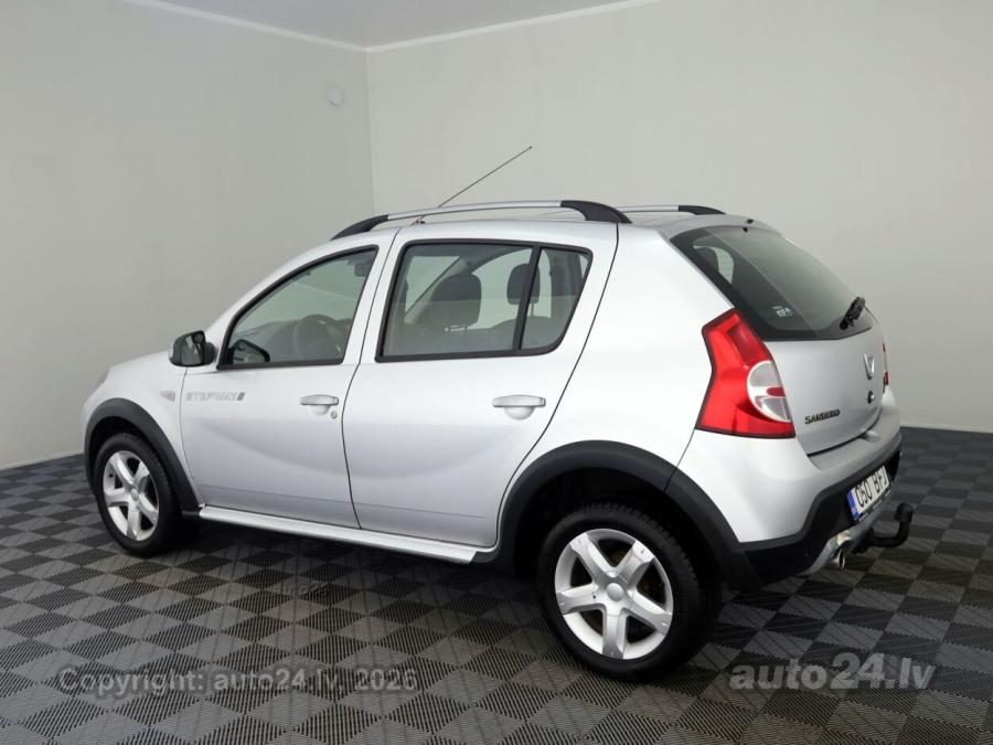 Grey Dacia Sandero 2011 in Tallinn, with an engine capacity of 1.60 L and mileage of 256 thousand km for 1899 €, photo 4 on AUTOMOTO.COM.LV