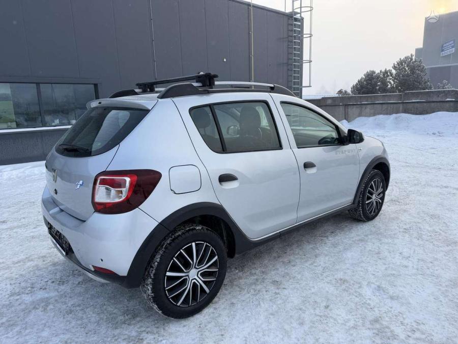 Pelēks Dacia Sandero 2015 Šauļi, ar dzinēja tilpumu 1.46 L un nobraukumu 253 tūkst. km par 3800 €, foto 2 vietnē AUTOMOTO.COM.LV