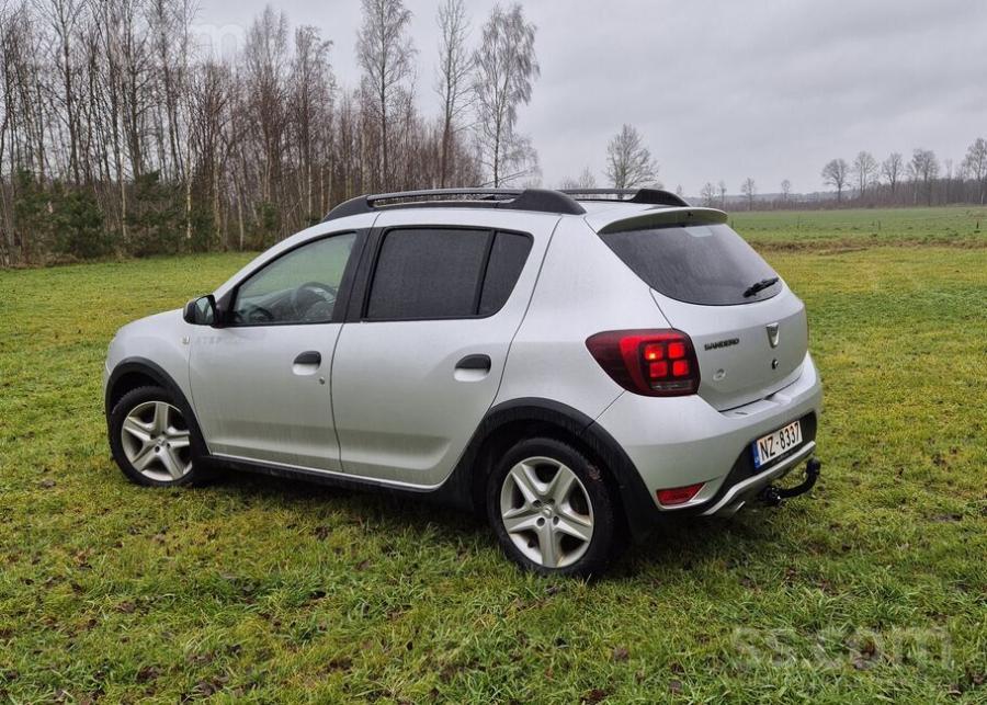 Grey Dacia Sandero 2017 in Jelgava, with an engine capacity of 0.90 L and mileage of 169 thousand km for 5399 €, photo 2 on AUTOMOTO.COM.LV