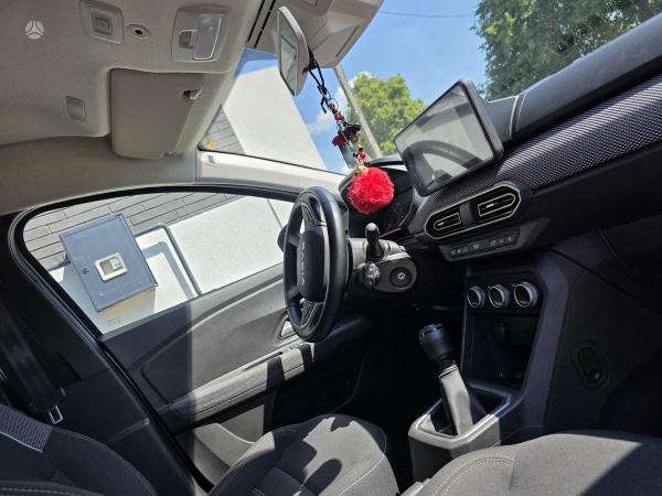 Grey Dacia Sandero 2024 in Jonava, with an engine capacity of 1.00 L and mileage of 25 thousand km for 13500 €, photo 5 on AUTOMOTO.COM.LV