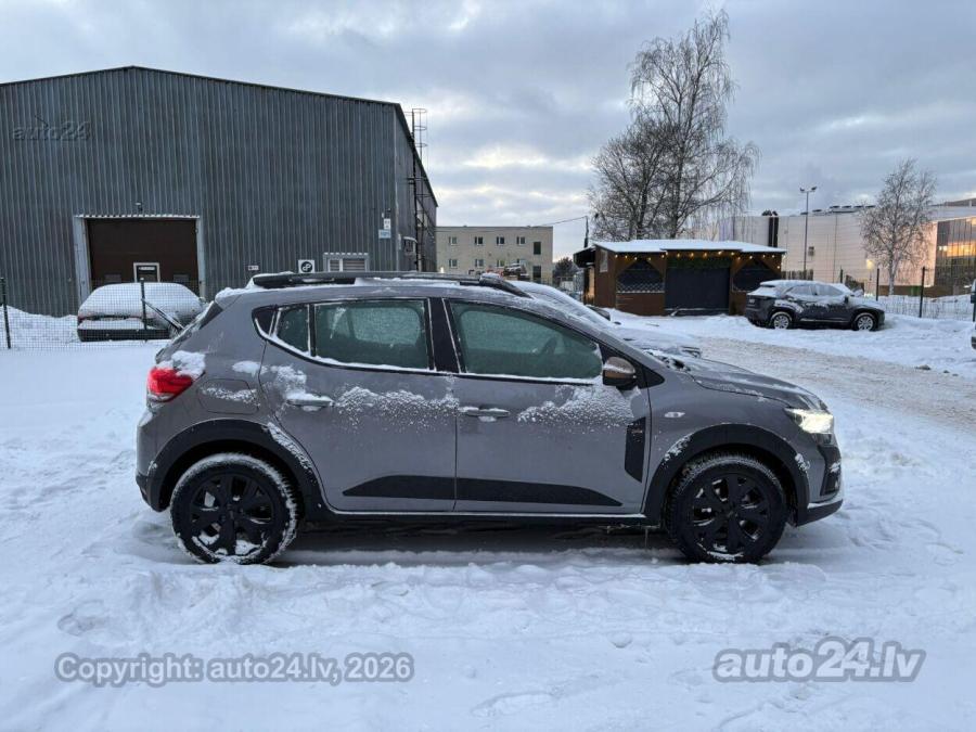 Grey Dacia Sandero 2025 in Tallinn, with an engine capacity of 1.00 L and mileage of 24 thousand km for 18490 €, photo 5 on AUTOMOTO.COM.LV