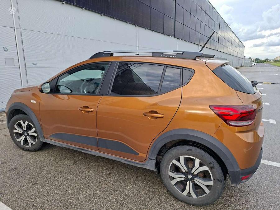 Orange Dacia Sandero 2022 in Panevezys, with an engine capacity of 1.00 L and mileage of 86 thousand km for 10500 €, photo 3 on AUTOMOTO.COM.LV