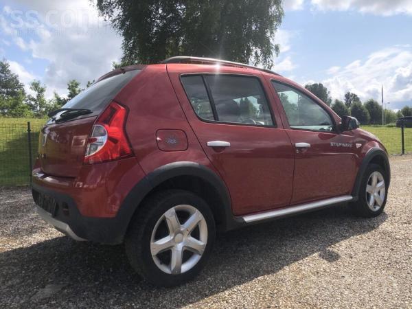 Red Dacia Sandero 2012 in Valmiera, with an engine capacity of 1.60 L and mileage of 204 thousand km for 4290 €, photo 3 on AUTOMOTO.COM.LV