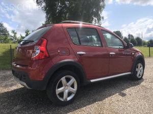 Red Dacia Sandero 2012 in Valmiera, with an engine capacity of 1.60 L and mileage of 204 thousand km for 4290 €, photo 4 on AUTOMOTO.COM.LV