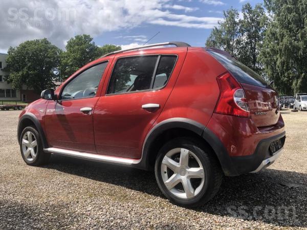 Red Dacia Sandero 2012 in Valmiera, with an engine capacity of 1.60 L and mileage of 204 thousand km for 4290 €, photo 4 on AUTOMOTO.COM.LV