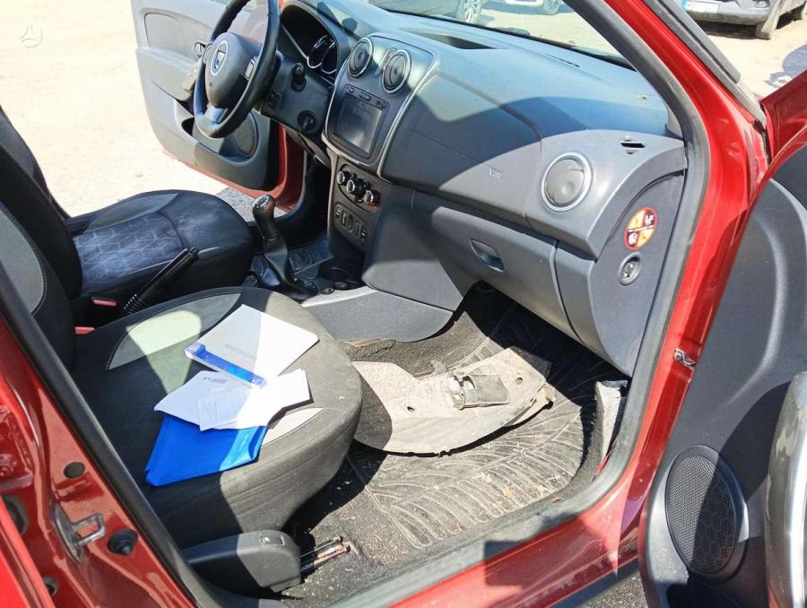 Sarkans Dacia Sandero 2016 Marijampole, ar dzinēja tilpumu 1.46 L un nobraukumu 211 tūkst. km par 2500 €, foto 13 vietnē AUTOMOTO.COM.LV