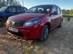 Sarkans Dacia Sandero 2008 Rīga, ar dzinēja tilpumu 1.40 L un nobraukumu 198 tūkst. km par 1700 €, foto  vietnē AUTOMOTO.COM.LV