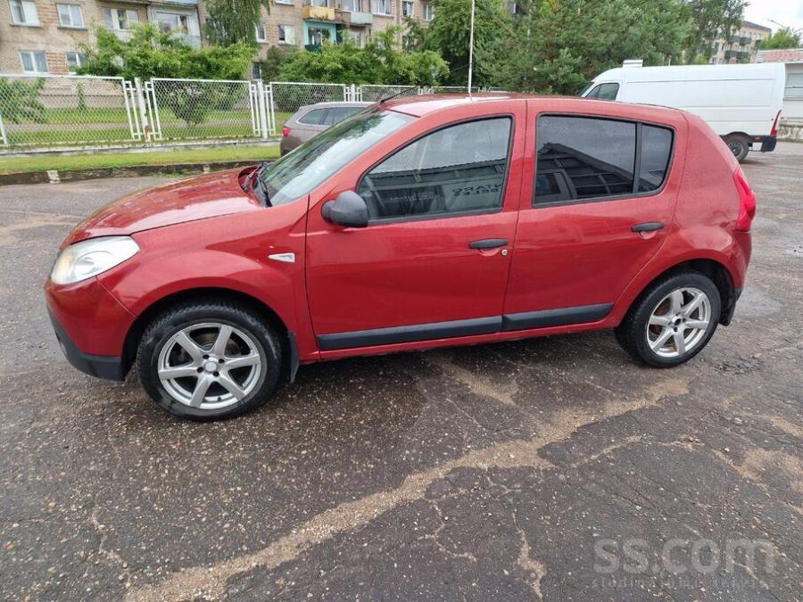 Red Dacia Sandero 2011 in Daugavpils, with an engine capacity of 1.20 L and mileage of 305 thousand km for 750 €, photo 5 on AUTOMOTO.COM.LV