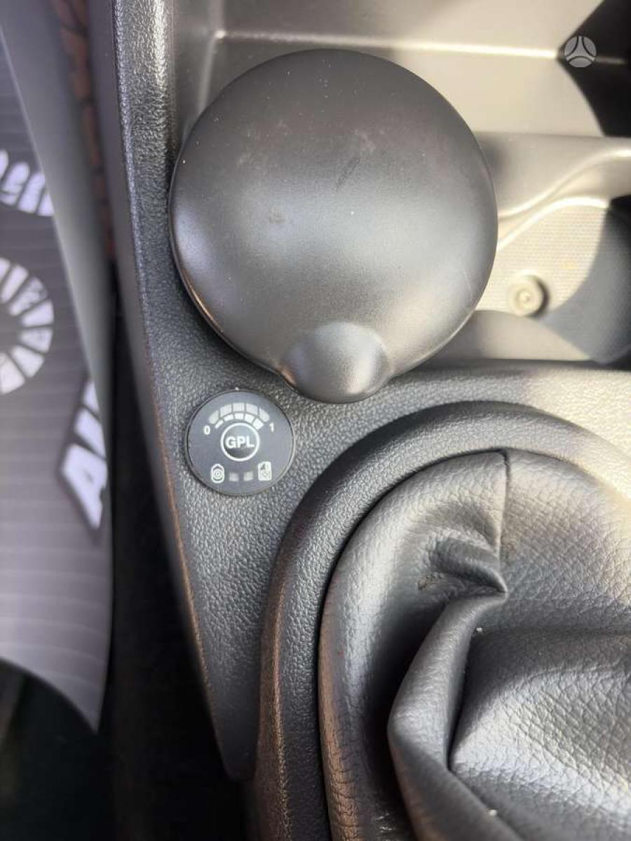 Sarkans Dacia Sandero 2012 Jurbarkas, ar dzinēja tilpumu 1.60 L un nobraukumu 175 tūkst. km par 2550 €, foto 23 vietnē AUTOMOTO.COM.LV