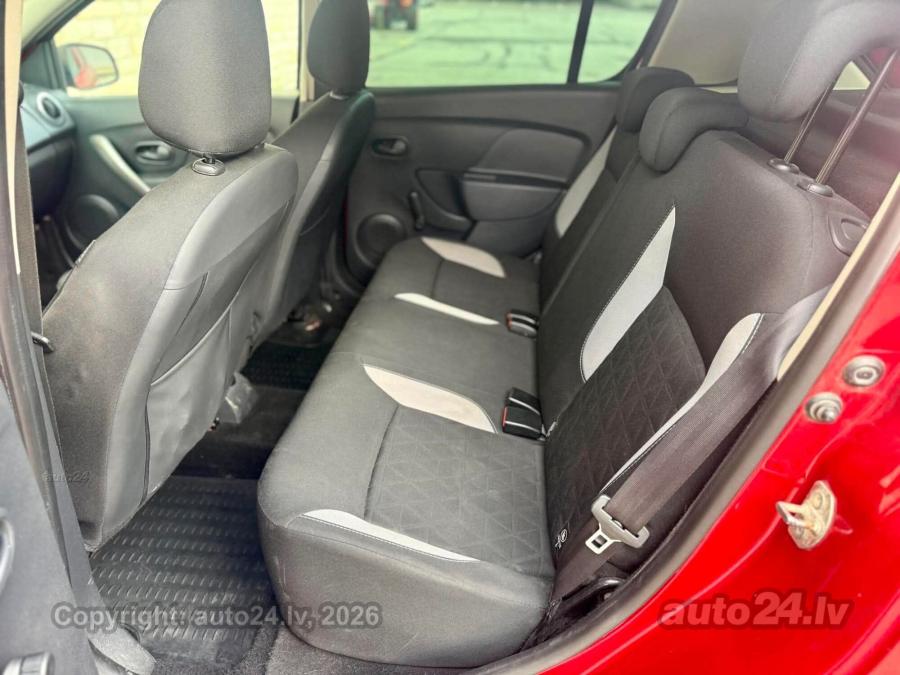 Sarkans Dacia Sandero 2015 Tallina, ar dzinēja tilpumu 1.50 L un nobraukumu 202 tūkst. km par 4600 €, foto 12 vietnē AUTOMOTO.COM.LV